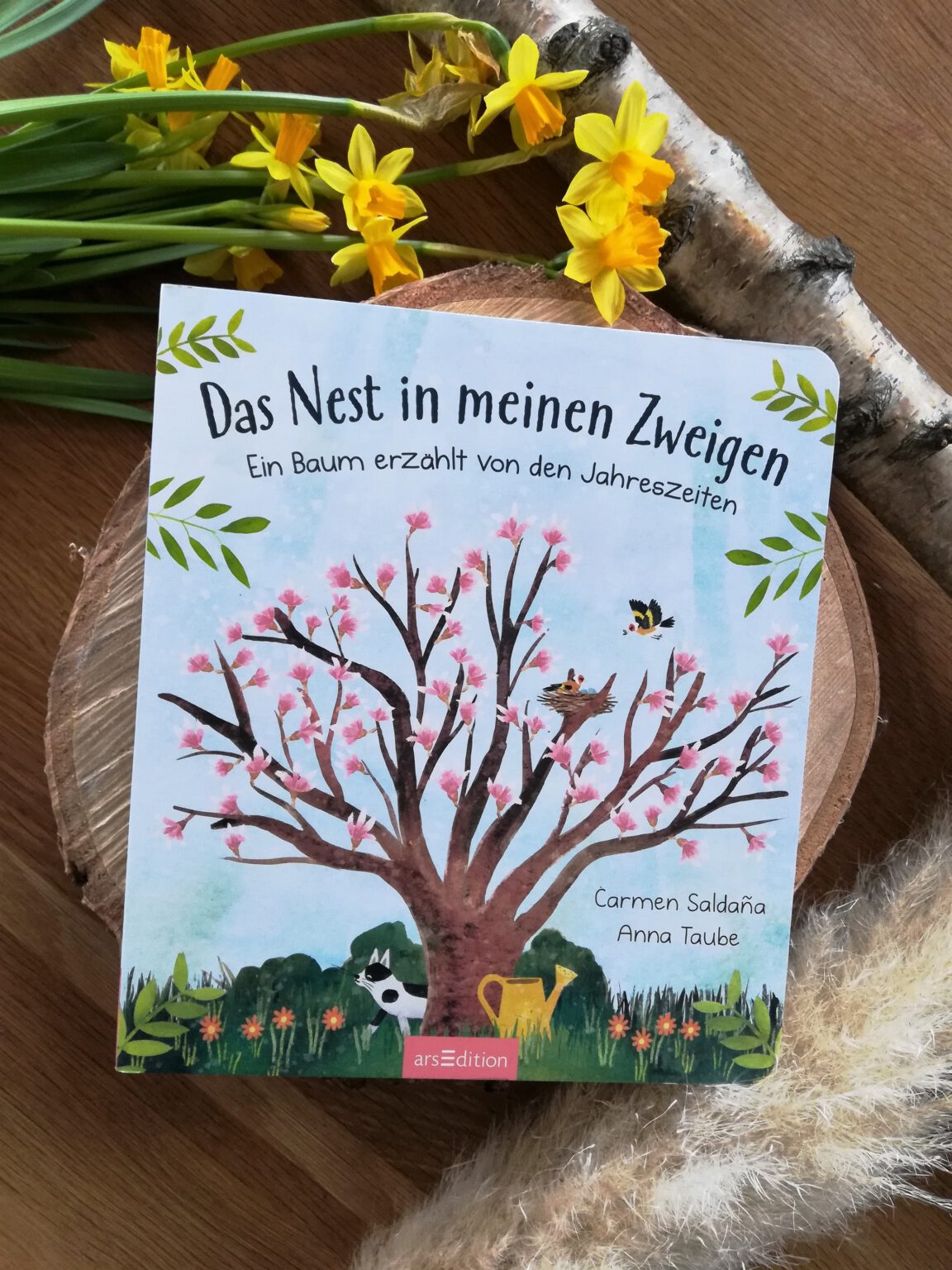 "Das Nest in meinen Zweigen. Ein Baum erzählt von den Jahreszeiten ...